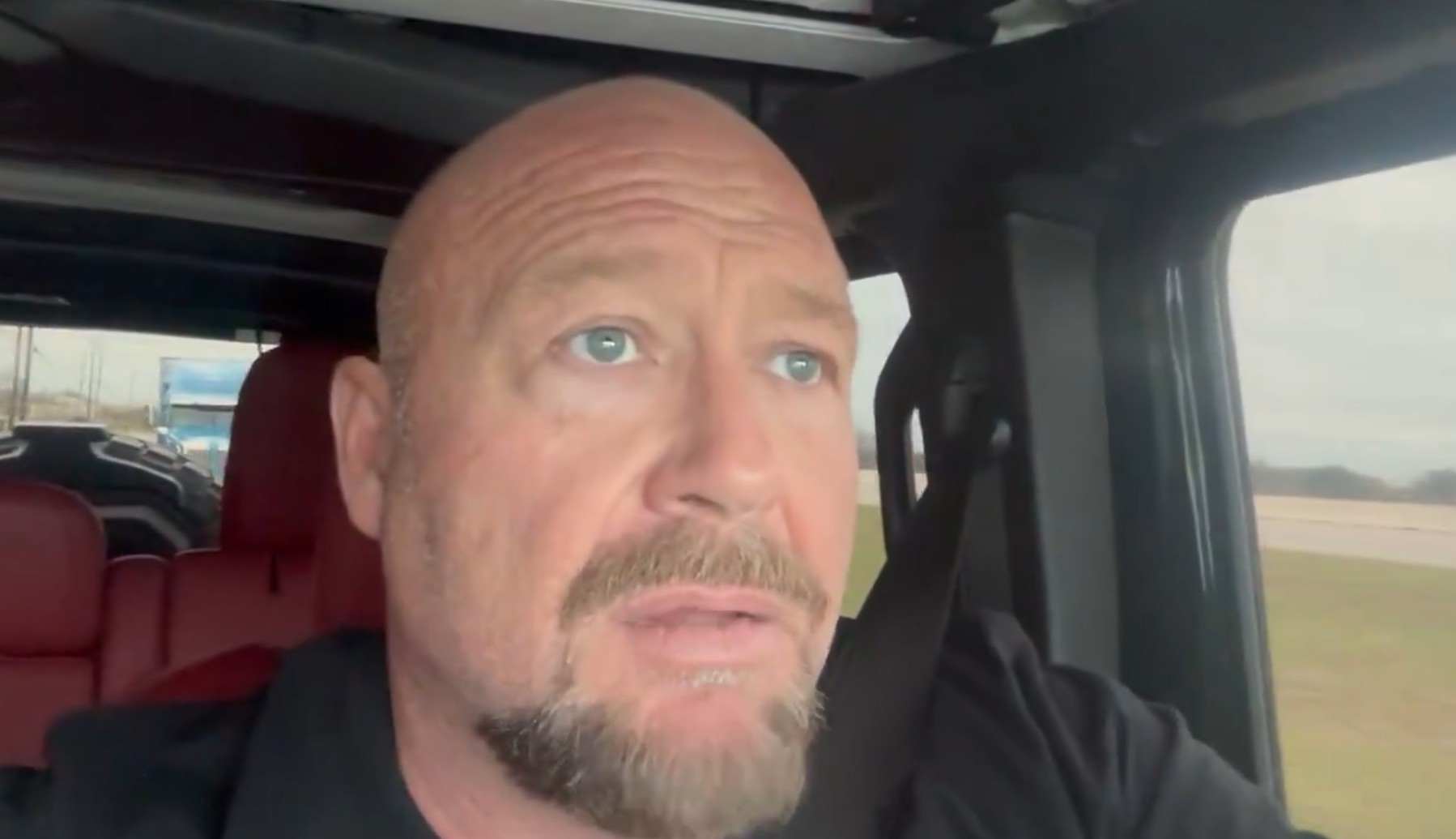 Alex Jones: "Vysoce postavené zdroje říkají, že na mě byla uzavřena ...